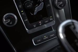 Melns Volvo V60 2015 Jelgava, ar dzinēja tilpumu 2.40 L un nobraukumu 277 tūkst. km par 10000 €, foto 25 vietnē AUTOMOTO.COM.LV