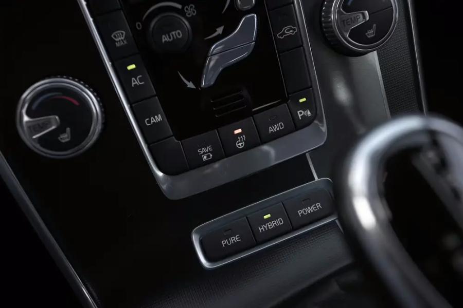 Melns Volvo V60 2015 Jelgava, ar dzinēja tilpumu 2.40 L un nobraukumu 277 tūkst. km par 10000 €, foto 25 vietnē AUTOMOTO.COM.LV