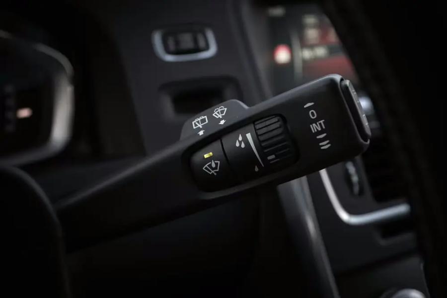 Melns Volvo V60 2015 Jelgava, ar dzinēja tilpumu 2.40 L un nobraukumu 277 tūkst. km par 10000 €, foto 28 vietnē AUTOMOTO.COM.LV