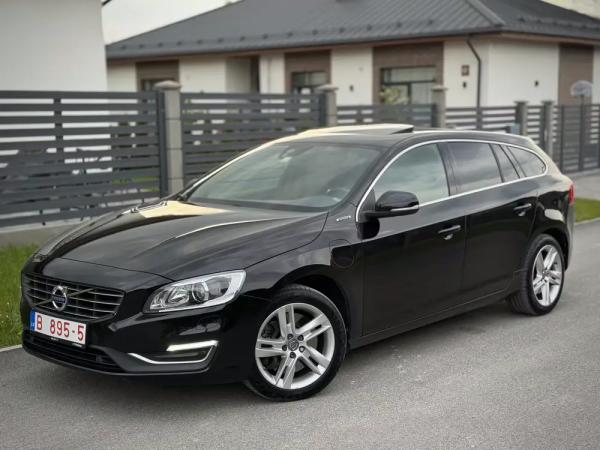 Melns Volvo V60 2015 Jelgava, ar dzinēja tilpumu 2.40 L un nobraukumu 263 tūkst. km par 10200 €, foto 1 vietnē AUTOMOTO.COM.LV
