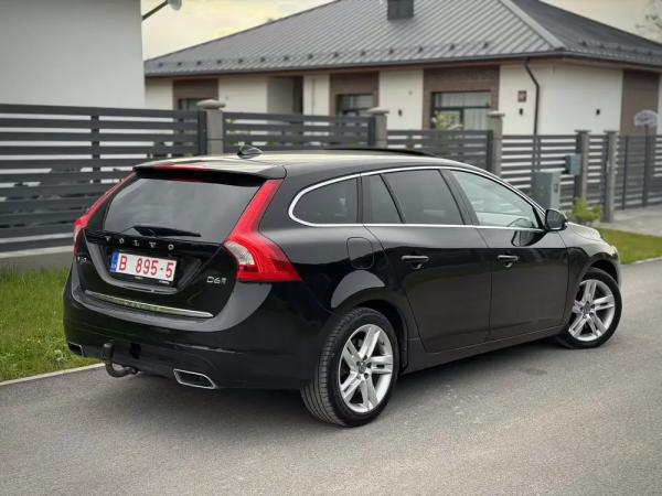 Melns Volvo V60 2015 Jelgava, ar dzinēja tilpumu 2.40 L un nobraukumu 263 tūkst. km par 10200 €, foto 3 vietnē AUTOMOTO.COM.LV