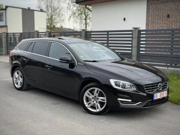 Melns Volvo V60 2015 Jelgava, ar dzinēja tilpumu 2.40 L un nobraukumu 263 tūkst. km par 10200 €, foto 4 vietnē AUTOMOTO.COM.LV