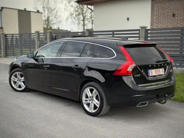Melns Volvo V60 2015 Jelgava, ar dzinēja tilpumu 2.40 L un nobraukumu 263 tūkst. km par 10200 €, foto 5 vietnē AUTOMOTO.COM.LV