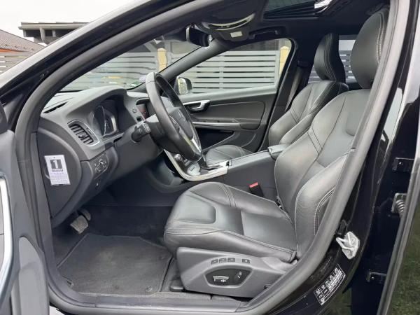 Melns Volvo V60 2015 Jelgava, ar dzinēja tilpumu 2.40 L un nobraukumu 263 tūkst. km par 10200 €, foto 8 vietnē AUTOMOTO.COM.LV