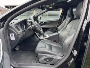 Melns Volvo V60 2015 Jelgava, ar dzinēja tilpumu 2.40 L un nobraukumu 263 tūkst. km par 10200 €, foto 9 vietnē AUTOMOTO.COM.LV