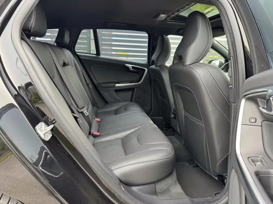 Melns Volvo V60 2015 Jelgava, ar dzinēja tilpumu 2.40 L un nobraukumu 263 tūkst. km par 10200 €, foto 10 vietnē AUTOMOTO.COM.LV