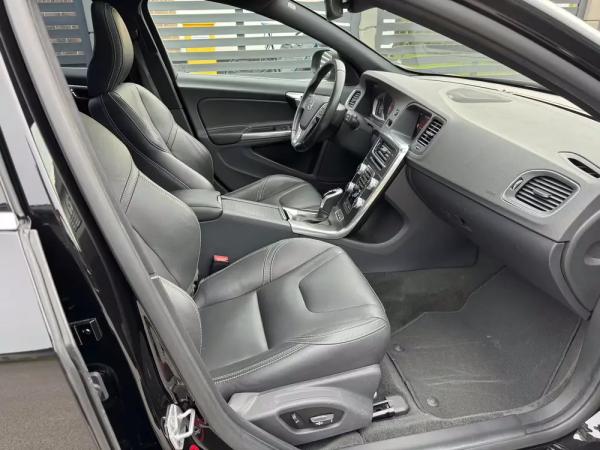 Melns Volvo V60 2015 Jelgava, ar dzinēja tilpumu 2.40 L un nobraukumu 263 tūkst. km par 10200 €, foto 10 vietnē AUTOMOTO.COM.LV