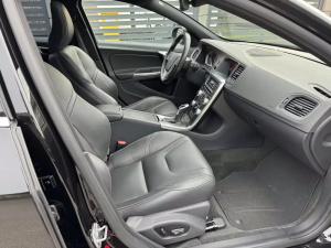 Melns Volvo V60 2015 Jelgava, ar dzinēja tilpumu 2.40 L un nobraukumu 263 tūkst. km par 10200 €, foto 11 vietnē AUTOMOTO.COM.LV