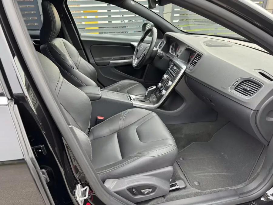 Melns Volvo V60 2015 Jelgava, ar dzinēja tilpumu 2.40 L un nobraukumu 263 tūkst. km par 10200 €, foto 11 vietnē AUTOMOTO.COM.LV