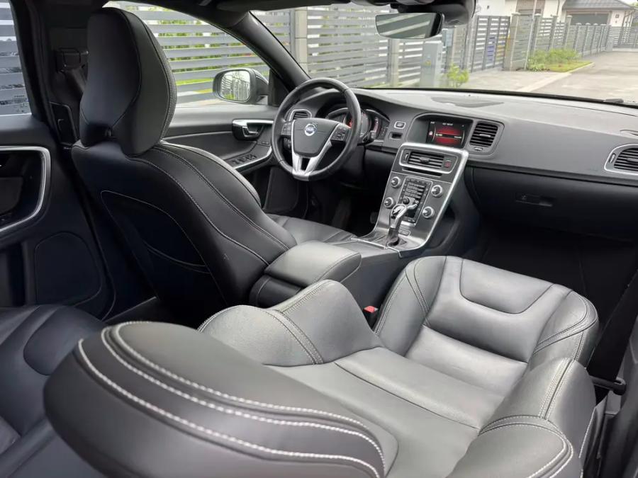 Melns Volvo V60 2015 Jelgava, ar dzinēja tilpumu 2.40 L un nobraukumu 263 tūkst. km par 10200 €, foto 12 vietnē AUTOMOTO.COM.LV