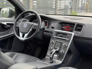Melns Volvo V60 2015 Jelgava, ar dzinēja tilpumu 2.40 L un nobraukumu 263 tūkst. km par 10200 €, foto 13 vietnē AUTOMOTO.COM.LV
