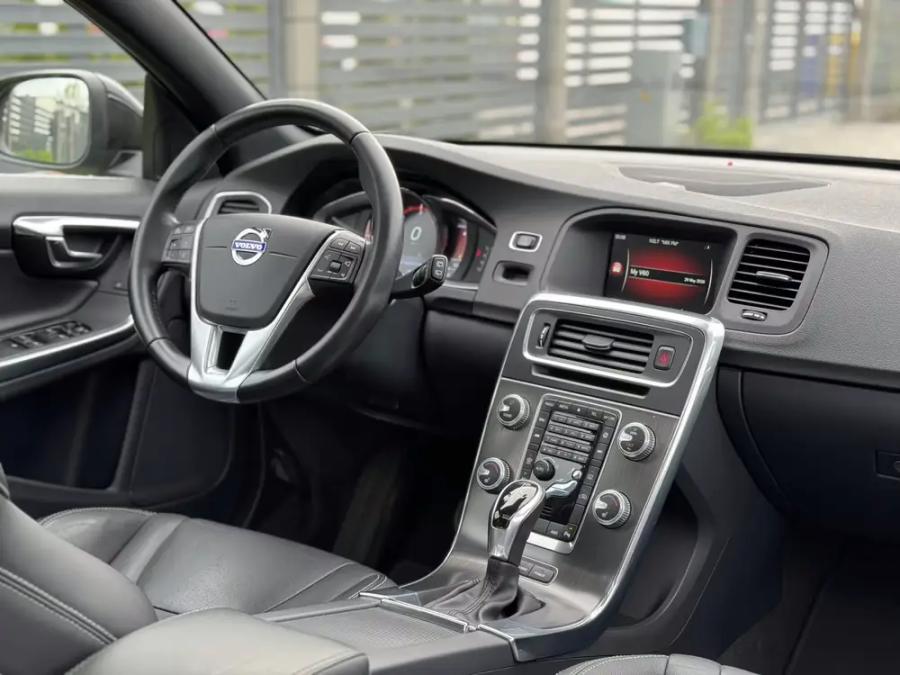 Melns Volvo V60 2015 Jelgava, ar dzinēja tilpumu 2.40 L un nobraukumu 263 tūkst. km par 10200 €, foto 13 vietnē AUTOMOTO.COM.LV