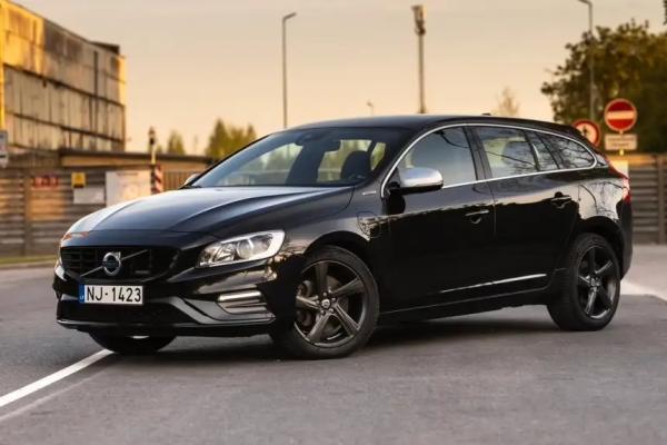 Melns Volvo V60 2015 Jelgava, ar dzinēja tilpumu 2.40 L un nobraukumu 141 tūkst. km par 14900 €, foto 1 vietnē AUTOMOTO.COM.LV