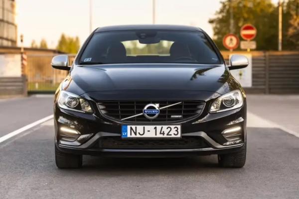Melns Volvo V60 2015 Jelgava, ar dzinēja tilpumu 2.40 L un nobraukumu 141 tūkst. km par 14900 €, foto 3 vietnē AUTOMOTO.COM.LV