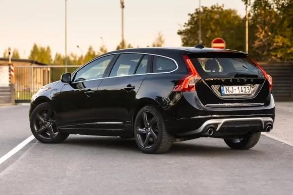 Melns Volvo V60 2015 Jelgava, ar dzinēja tilpumu 2.40 L un nobraukumu 141 tūkst. km par 14900 €, foto 4 vietnē AUTOMOTO.COM.LV
