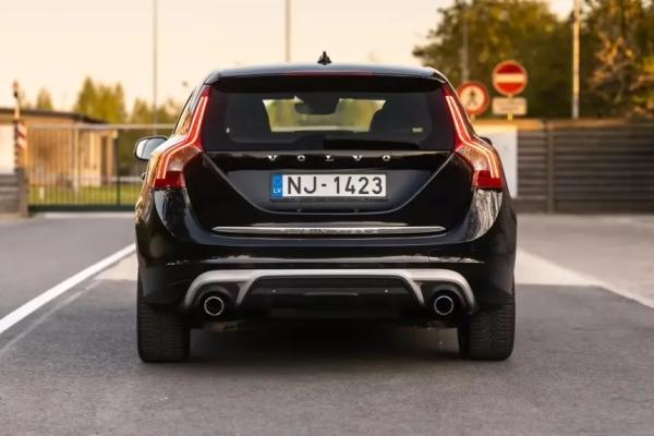Melns Volvo V60 2015 Jelgava, ar dzinēja tilpumu 2.40 L un nobraukumu 141 tūkst. km par 14900 €, foto 6 vietnē AUTOMOTO.COM.LV