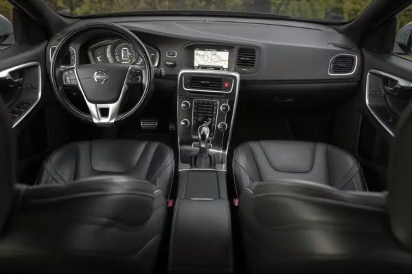 Melns Volvo V60 2015 Jelgava, ar dzinēja tilpumu 2.40 L un nobraukumu 141 tūkst. km par 14900 €, foto 8 vietnē AUTOMOTO.COM.LV