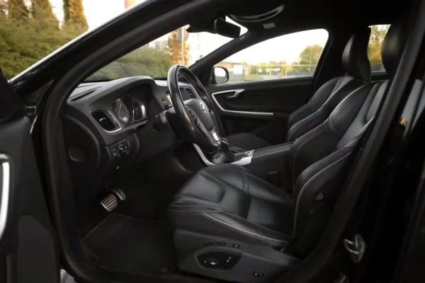 Melns Volvo V60 2015 Jelgava, ar dzinēja tilpumu 2.40 L un nobraukumu 141 tūkst. km par 14900 €, foto 10 vietnē AUTOMOTO.COM.LV