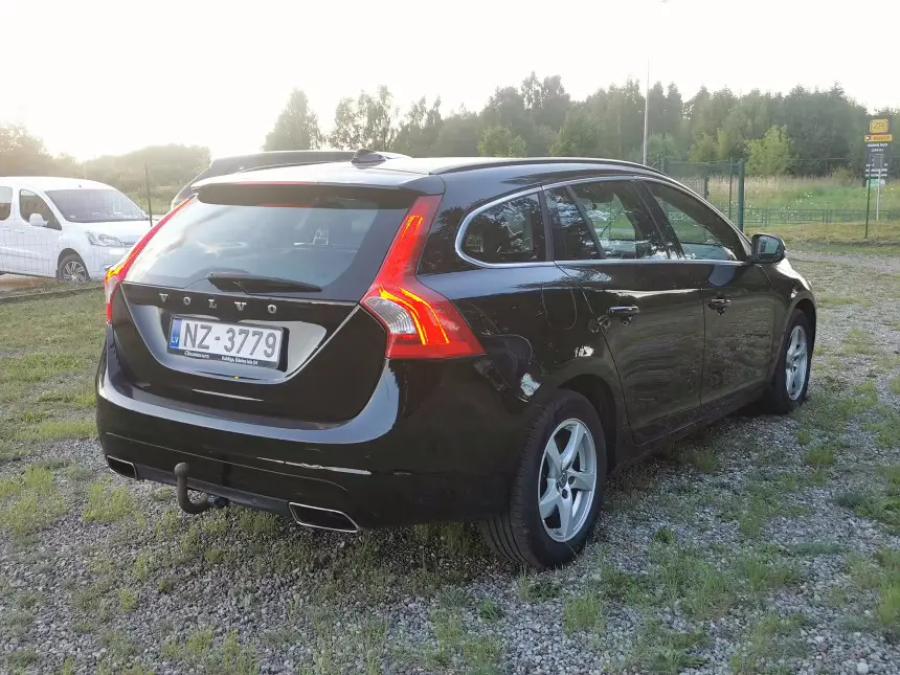 Melns Volvo V60 2015 Kuldīga, ar dzinēja tilpumu 2.00 L un nobraukumu 259 tūkst. km par 9600 €, foto 3 vietnē AUTOMOTO.COM.LV