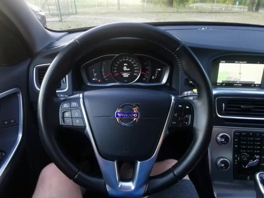 Melns Volvo V60 2015 Kuldīga, ar dzinēja tilpumu 2.00 L un nobraukumu 259 tūkst. km par 9600 €, foto 9 vietnē AUTOMOTO.COM.LV