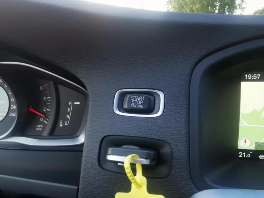 Melns Volvo V60 2015 Kuldīga, ar dzinēja tilpumu 2.00 L un nobraukumu 259 tūkst. km par 9600 €, foto 15 vietnē AUTOMOTO.COM.LV