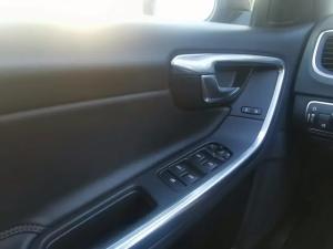 Melns Volvo V60 2015 Kuldīga, ar dzinēja tilpumu 2.00 L un nobraukumu 259 tūkst. km par 9600 €, foto 16 vietnē AUTOMOTO.COM.LV