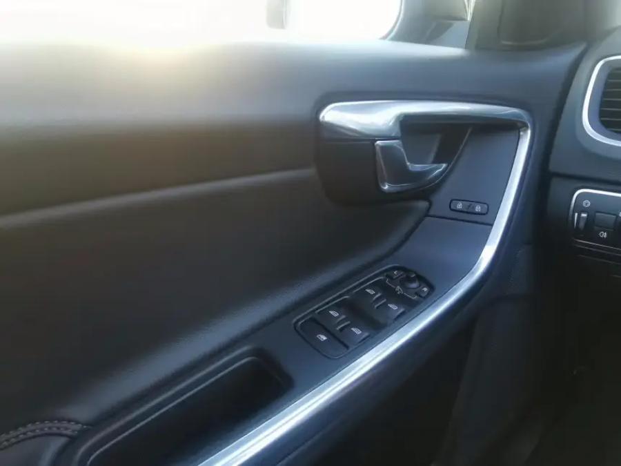 Melns Volvo V60 2015 Kuldīga, ar dzinēja tilpumu 2.00 L un nobraukumu 259 tūkst. km par 9600 €, foto 16 vietnē AUTOMOTO.COM.LV
