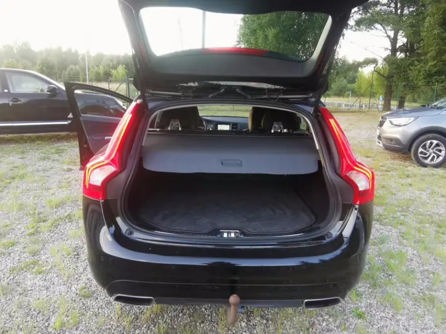 Melns Volvo V60 2015 Kuldīga, ar dzinēja tilpumu 2.00 L un nobraukumu 259 tūkst. km par 9600 €, foto 19 vietnē AUTOMOTO.COM.LV