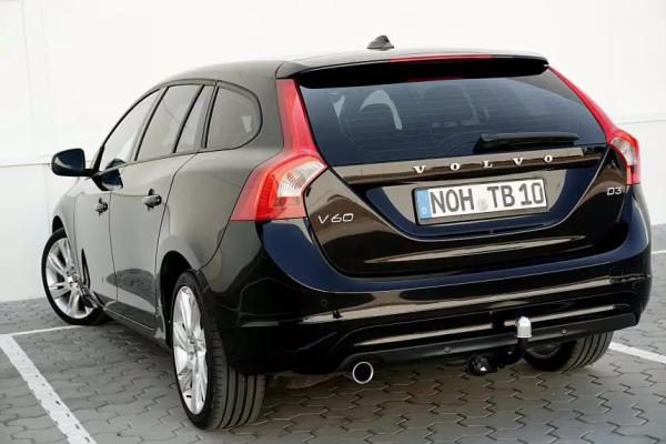Black Volvo V60 2015 in Riga, with an engine capacity of 2.00 L and mileage of 219 thousand km for 7600 €, photo 6 on AUTOMOTO.COM.LV