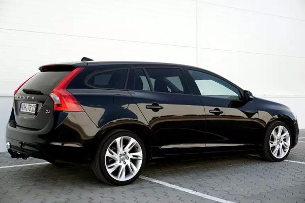 Black Volvo V60 2015 in Riga, with an engine capacity of 2.00 L and mileage of 219 thousand km for 7600 €, photo 8 on AUTOMOTO.COM.LV