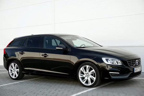 Black Volvo V60 2015 in Riga, with an engine capacity of 2.00 L and mileage of 219 thousand km for 7600 €, photo 9 on AUTOMOTO.COM.LV