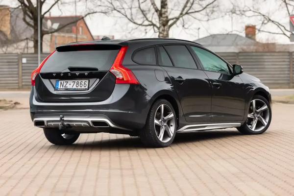 Melns Volvo V60 2015 Jelgava, ar dzinēja tilpumu 2.00 L un nobraukumu 242 tūkst. km par 7200 €, foto 5 vietnē AUTOMOTO.COM.LV