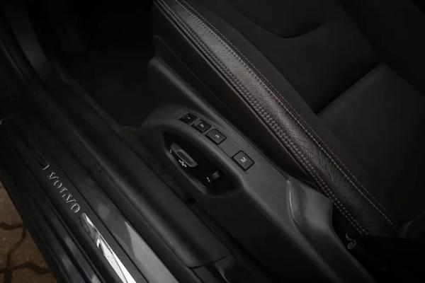Melns Volvo V60 2015 Jelgava, ar dzinēja tilpumu 2.00 L un nobraukumu 242 tūkst. km par 7200 €, foto 8 vietnē AUTOMOTO.COM.LV