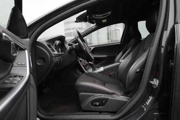 Melns Volvo V60 2015 Jelgava, ar dzinēja tilpumu 2.00 L un nobraukumu 242 tūkst. km par 7200 €, foto 9 vietnē AUTOMOTO.COM.LV