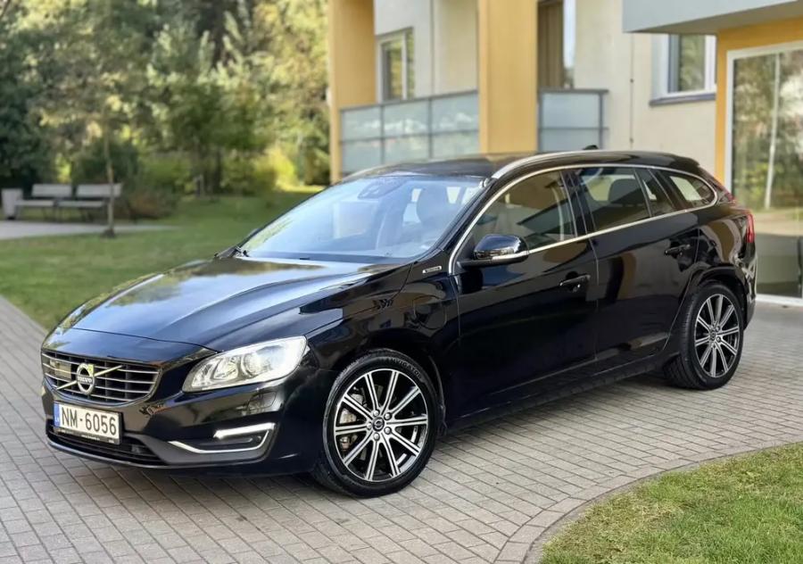 Melns Volvo V60 2015 Rīga, ar dzinēja tilpumu 2.40 L un nobraukumu 280 tūkst. km par 8600 €, foto 1 vietnē AUTOMOTO.COM.LV