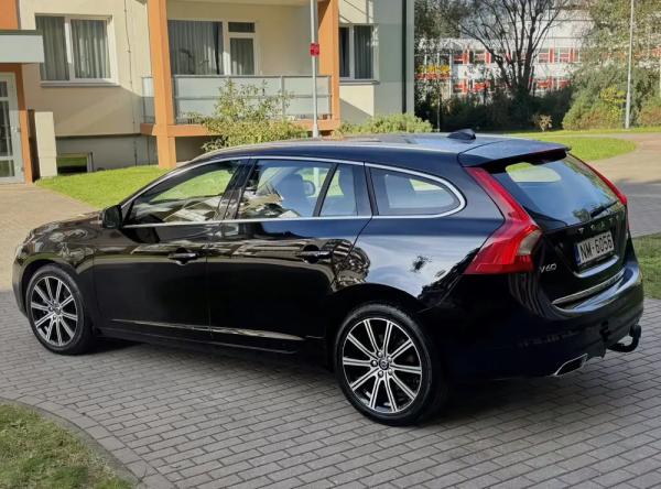 Melns Volvo V60 2015 Rīga, ar dzinēja tilpumu 2.40 L un nobraukumu 280 tūkst. km par 8600 €, foto 2 vietnē AUTOMOTO.COM.LV