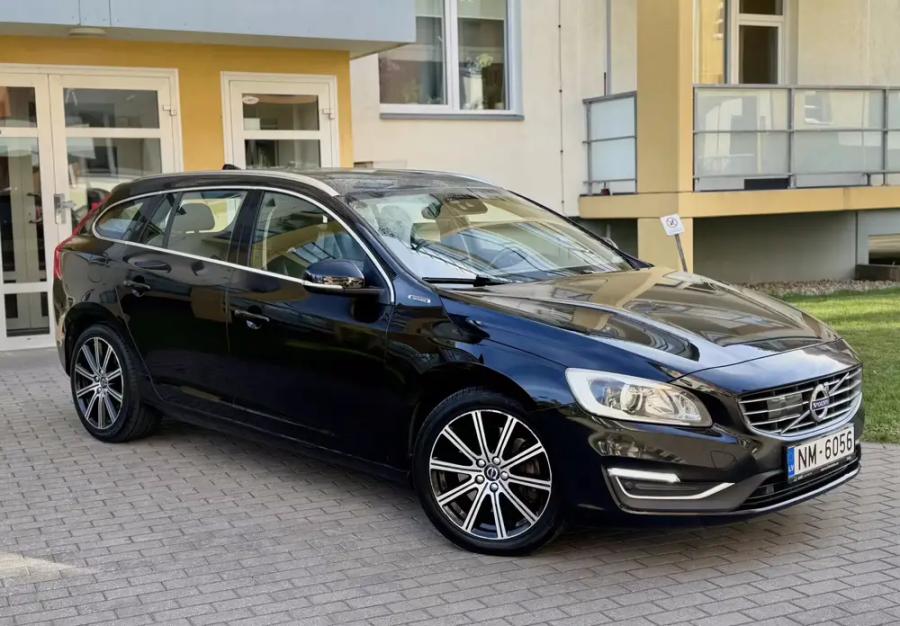 Melns Volvo V60 2015 Rīga, ar dzinēja tilpumu 2.40 L un nobraukumu 280 tūkst. km par 8600 €, foto 5 vietnē AUTOMOTO.COM.LV
