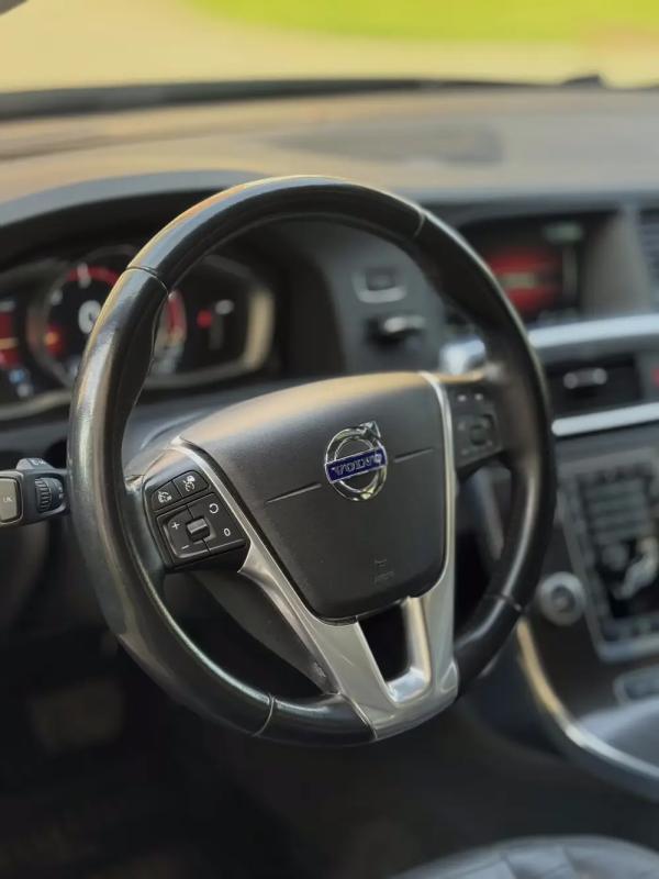 Melns Volvo V60 2015 Rīga, ar dzinēja tilpumu 2.40 L un nobraukumu 280 tūkst. km par 8600 €, foto 6 vietnē AUTOMOTO.COM.LV