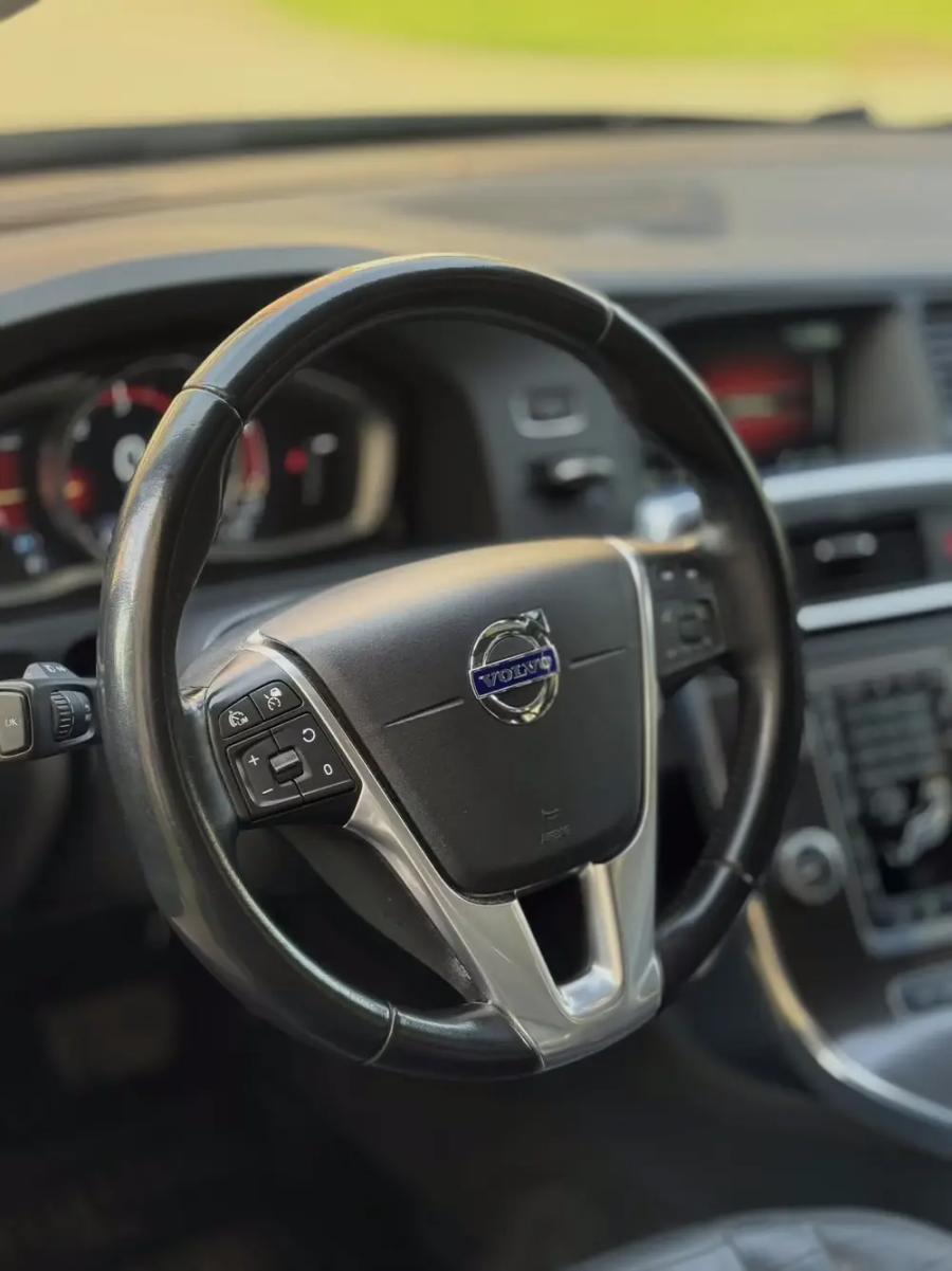 Melns Volvo V60 2015 Rīga, ar dzinēja tilpumu 2.40 L un nobraukumu 280 tūkst. km par 8600 €, foto 7 vietnē AUTOMOTO.COM.LV