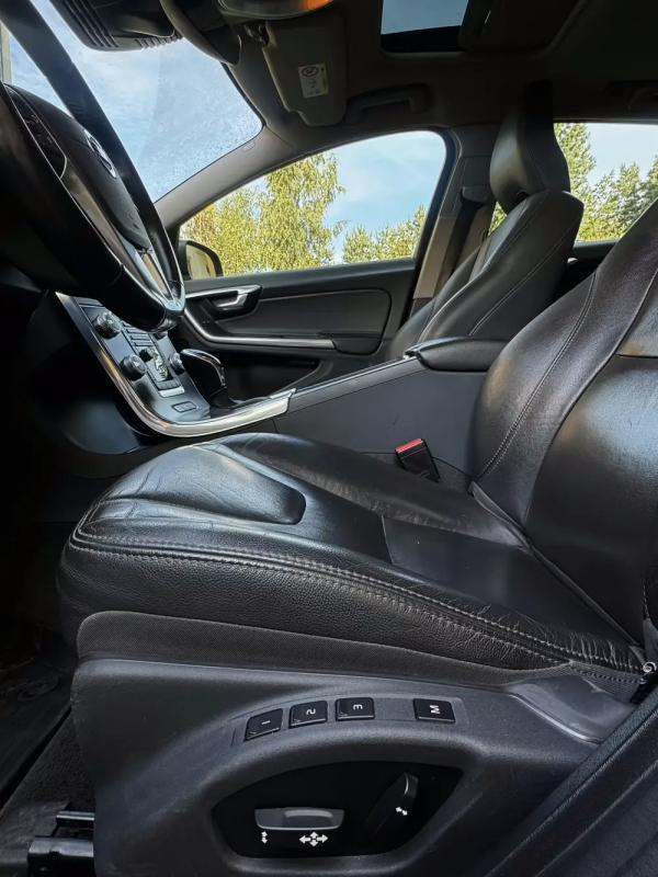 Melns Volvo V60 2015 Rīga, ar dzinēja tilpumu 2.40 L un nobraukumu 280 tūkst. km par 8600 €, foto 7 vietnē AUTOMOTO.COM.LV