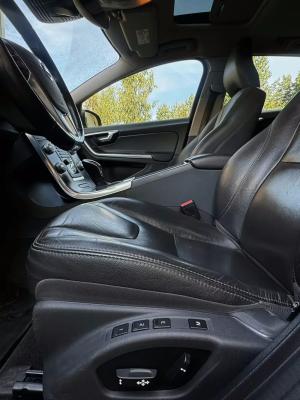 Melns Volvo V60 2015 Rīga, ar dzinēja tilpumu 2.40 L un nobraukumu 280 tūkst. km par 8600 €, foto 8 vietnē AUTOMOTO.COM.LV