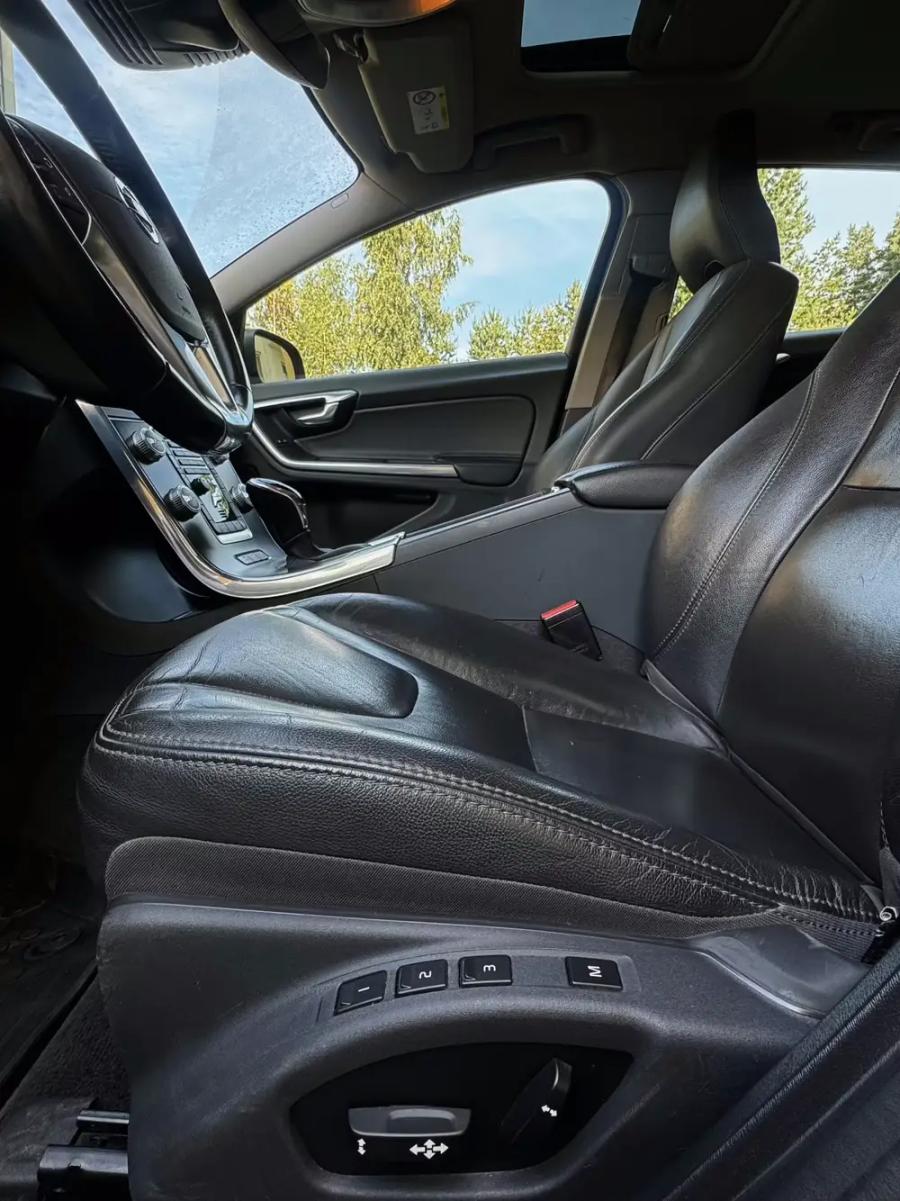 Melns Volvo V60 2015 Rīga, ar dzinēja tilpumu 2.40 L un nobraukumu 280 tūkst. km par 8600 €, foto 8 vietnē AUTOMOTO.COM.LV