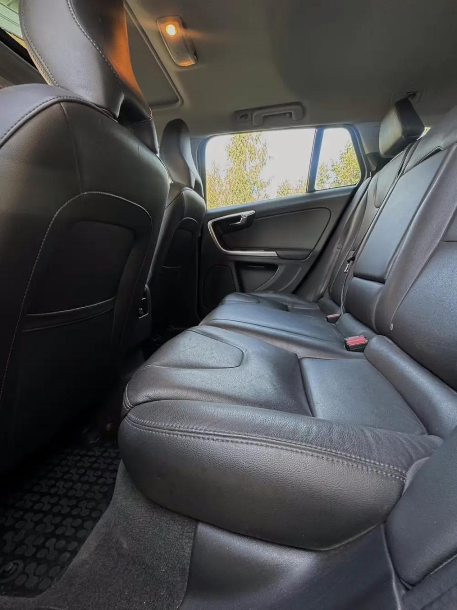 Melns Volvo V60 2015 Rīga, ar dzinēja tilpumu 2.40 L un nobraukumu 280 tūkst. km par 8600 €, foto 9 vietnē AUTOMOTO.COM.LV