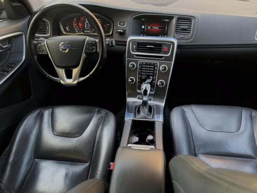 Melns Volvo V60 2015 Rīga, ar dzinēja tilpumu 2.40 L un nobraukumu 280 tūkst. km par 8600 €, foto 10 vietnē AUTOMOTO.COM.LV