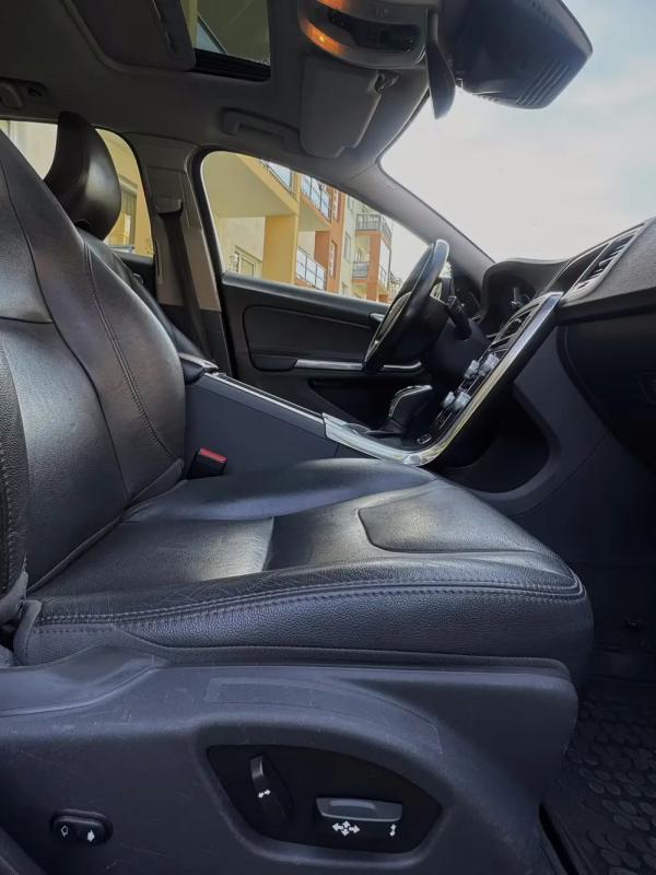 Melns Volvo V60 2015 Rīga, ar dzinēja tilpumu 2.40 L un nobraukumu 280 tūkst. km par 8600 €, foto 10 vietnē AUTOMOTO.COM.LV