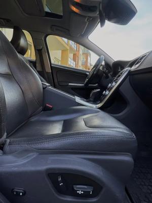 Melns Volvo V60 2015 Rīga, ar dzinēja tilpumu 2.40 L un nobraukumu 280 tūkst. km par 8600 €, foto 11 vietnē AUTOMOTO.COM.LV