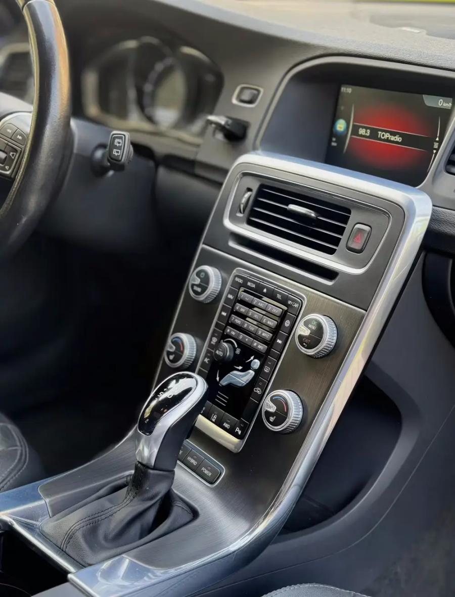 Melns Volvo V60 2015 Rīga, ar dzinēja tilpumu 2.40 L un nobraukumu 280 tūkst. km par 8600 €, foto 12 vietnē AUTOMOTO.COM.LV