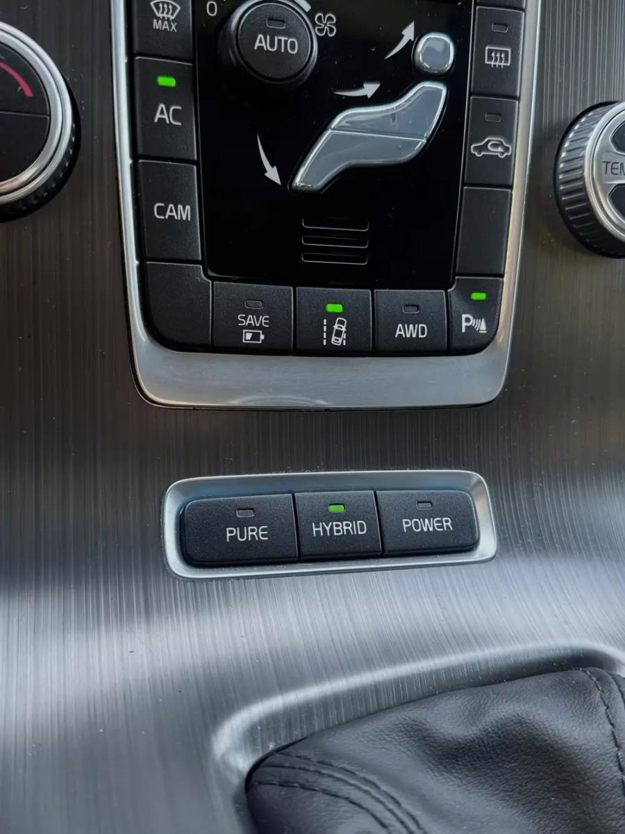 Melns Volvo V60 2015 Rīga, ar dzinēja tilpumu 2.40 L un nobraukumu 280 tūkst. km par 8600 €, foto 14 vietnē AUTOMOTO.COM.LV