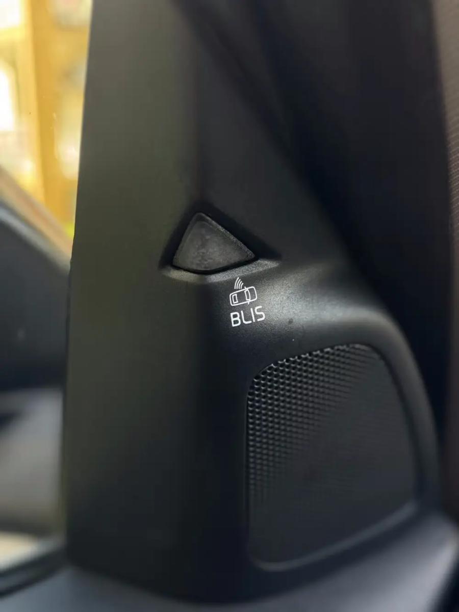 Melns Volvo V60 2015 Rīga, ar dzinēja tilpumu 2.40 L un nobraukumu 280 tūkst. km par 8600 €, foto 17 vietnē AUTOMOTO.COM.LV