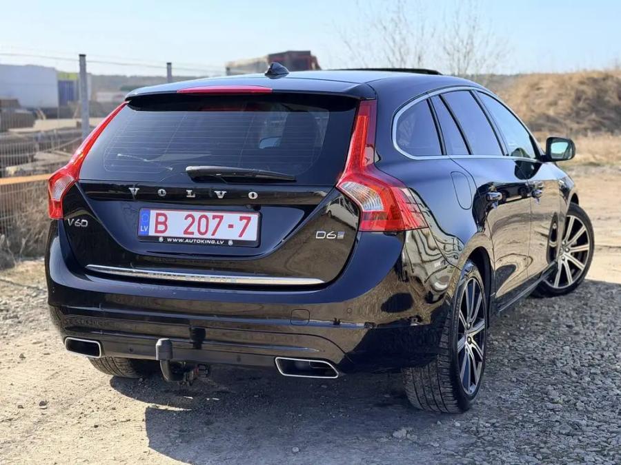Melns Volvo V60 2015 Rīga, ar dzinēja tilpumu 2.40 L un nobraukumu 276 tūkst. km par 9995 €, foto 5 vietnē AUTOMOTO.COM.LV